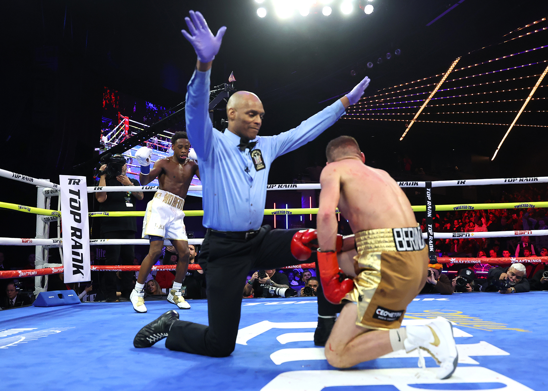Davis knockt Berinchyk aus und wird Weltmeister | BOXSPORT