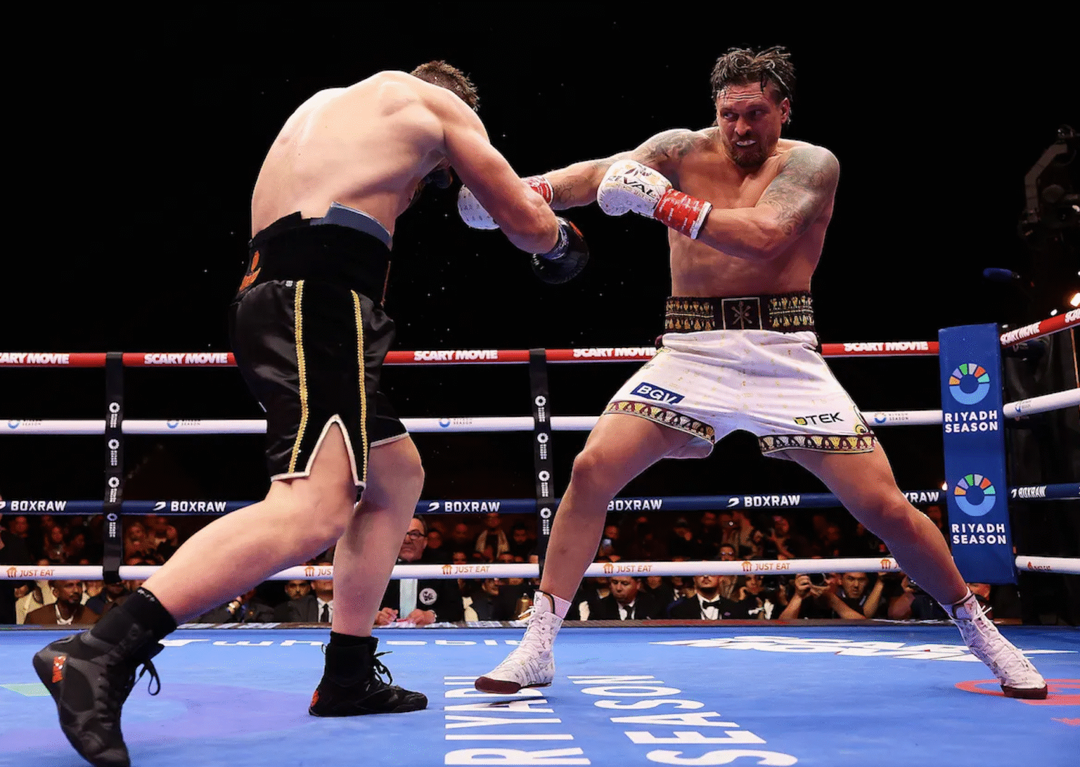 Usyk controversially stops Verhoeven in Egypt | BOXSPORT